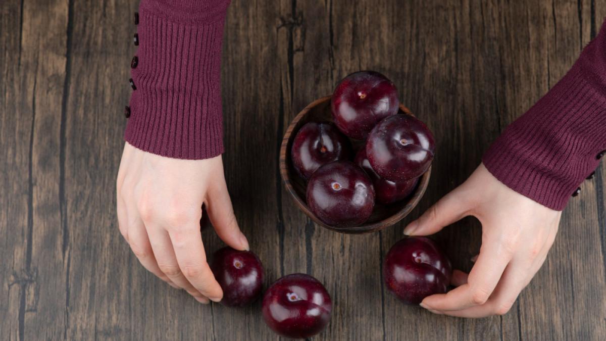 6 Manfaat Kesehatan Setelah Rutin Konsumsi Buah Plum, Apa Saja ...