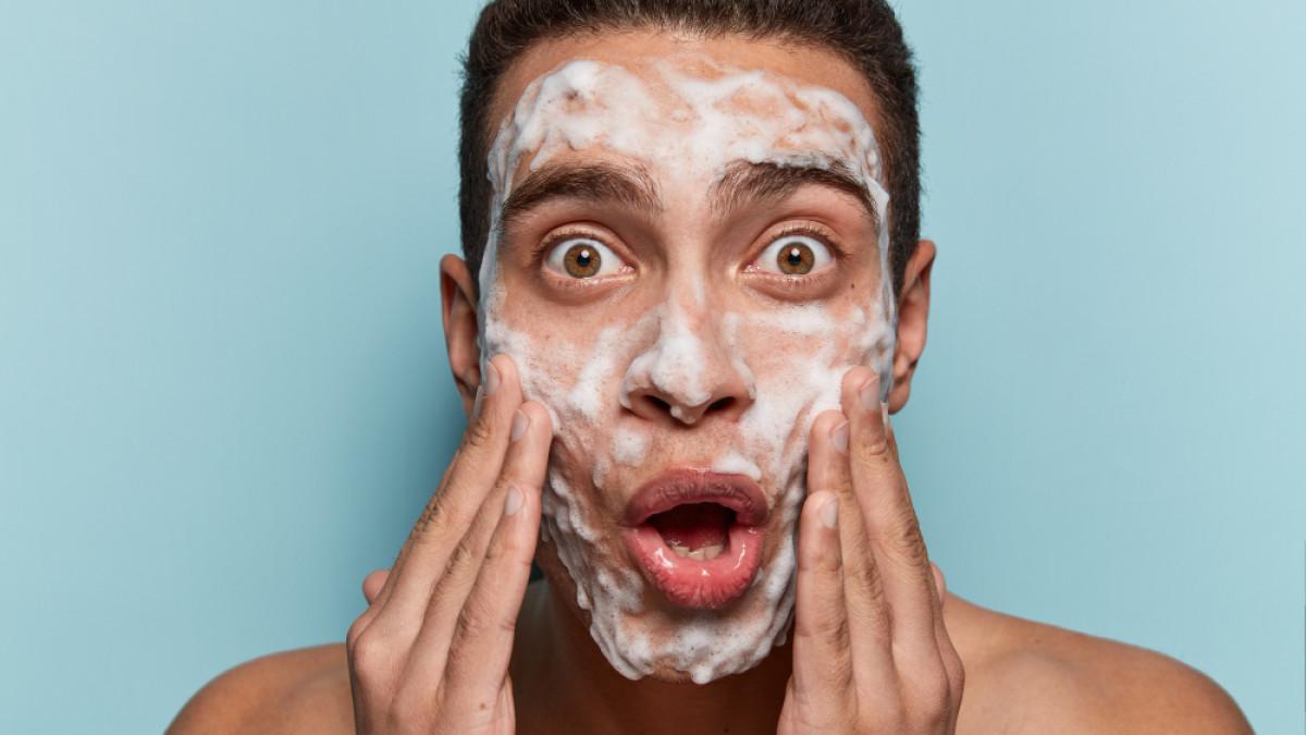 6 Sabun Cuci Muka Pria Terbaik untuk Kulit Berminyak dan Berjerawat ...