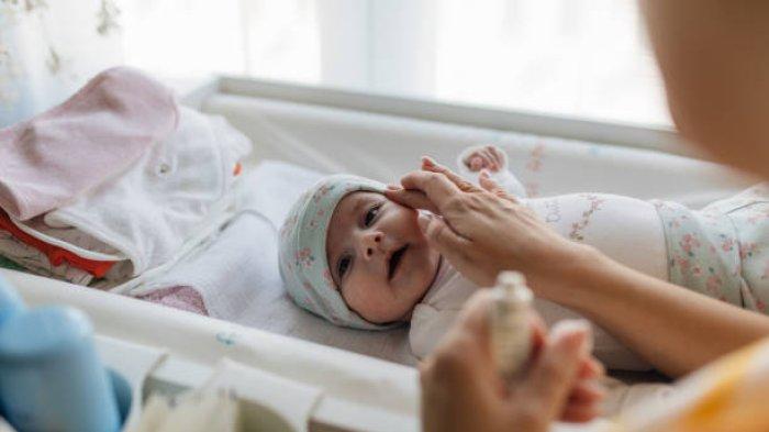 7 Rekomendasi Skincare Bayi yang Aman untuk Kulit Sensitif ...