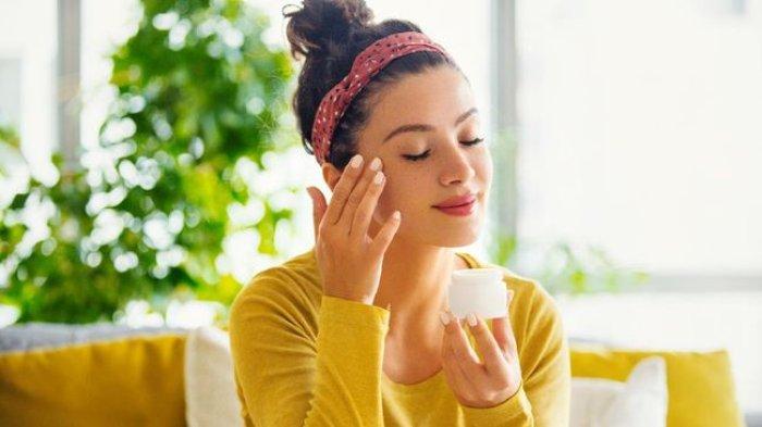 Mengapa Sunscreen Wajib Digunakan Saat Mendung dan Hujan? dr. Ambar ...